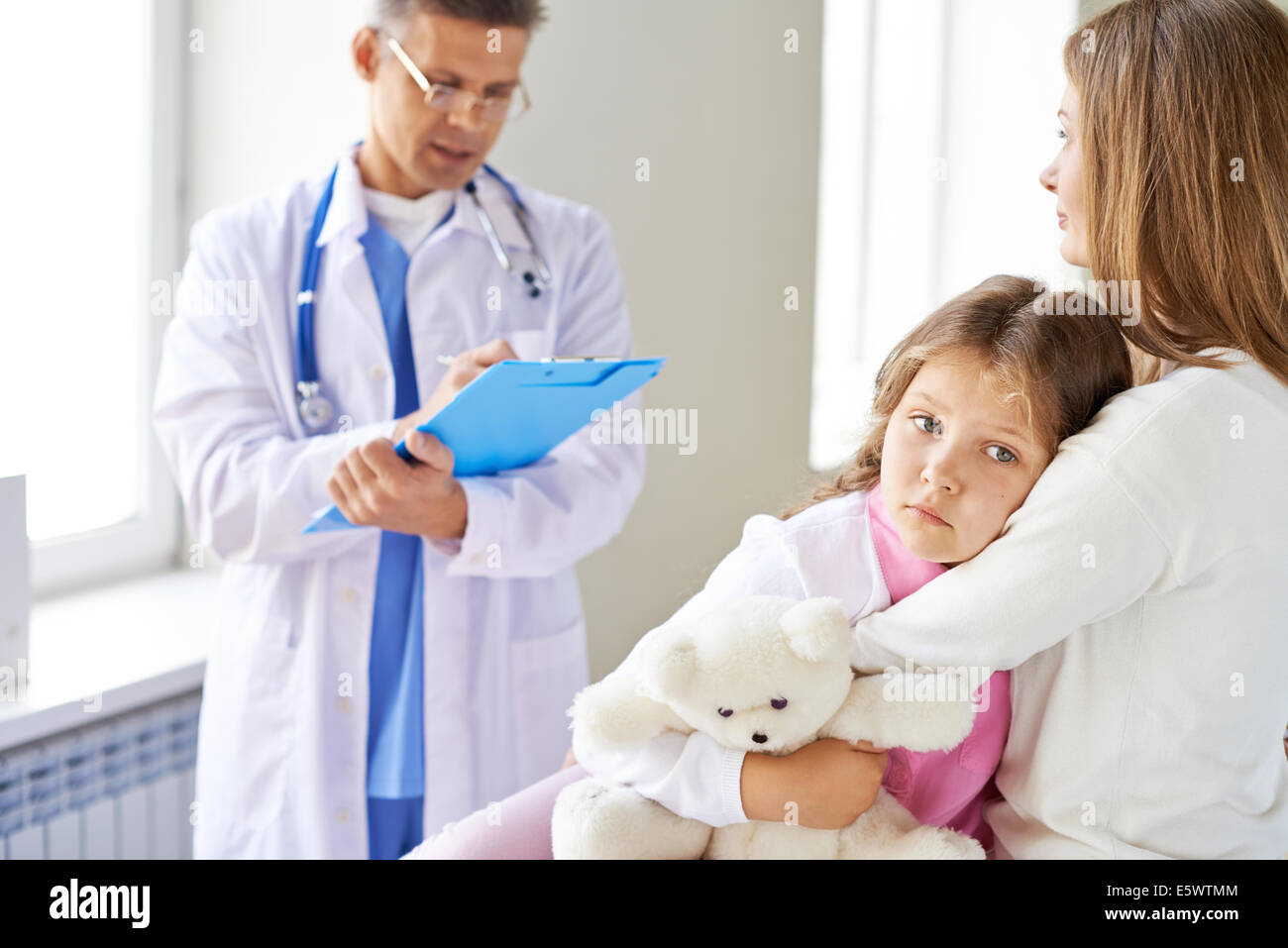 Doctor and child sad hi-res stock photography and images - Alamy