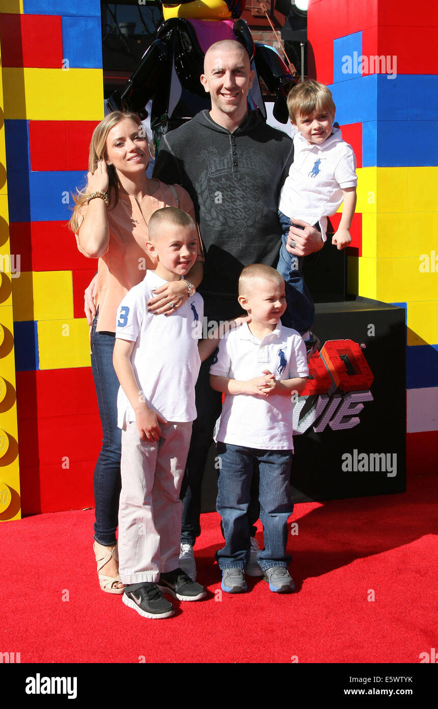 Family at movie theatre hi-res stock photography and images - Alamy