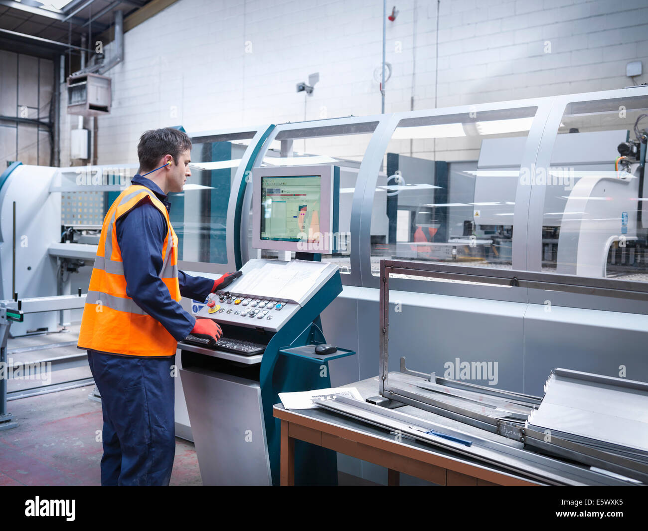 Man cutting metal hi-res stock photography and images - Alamy