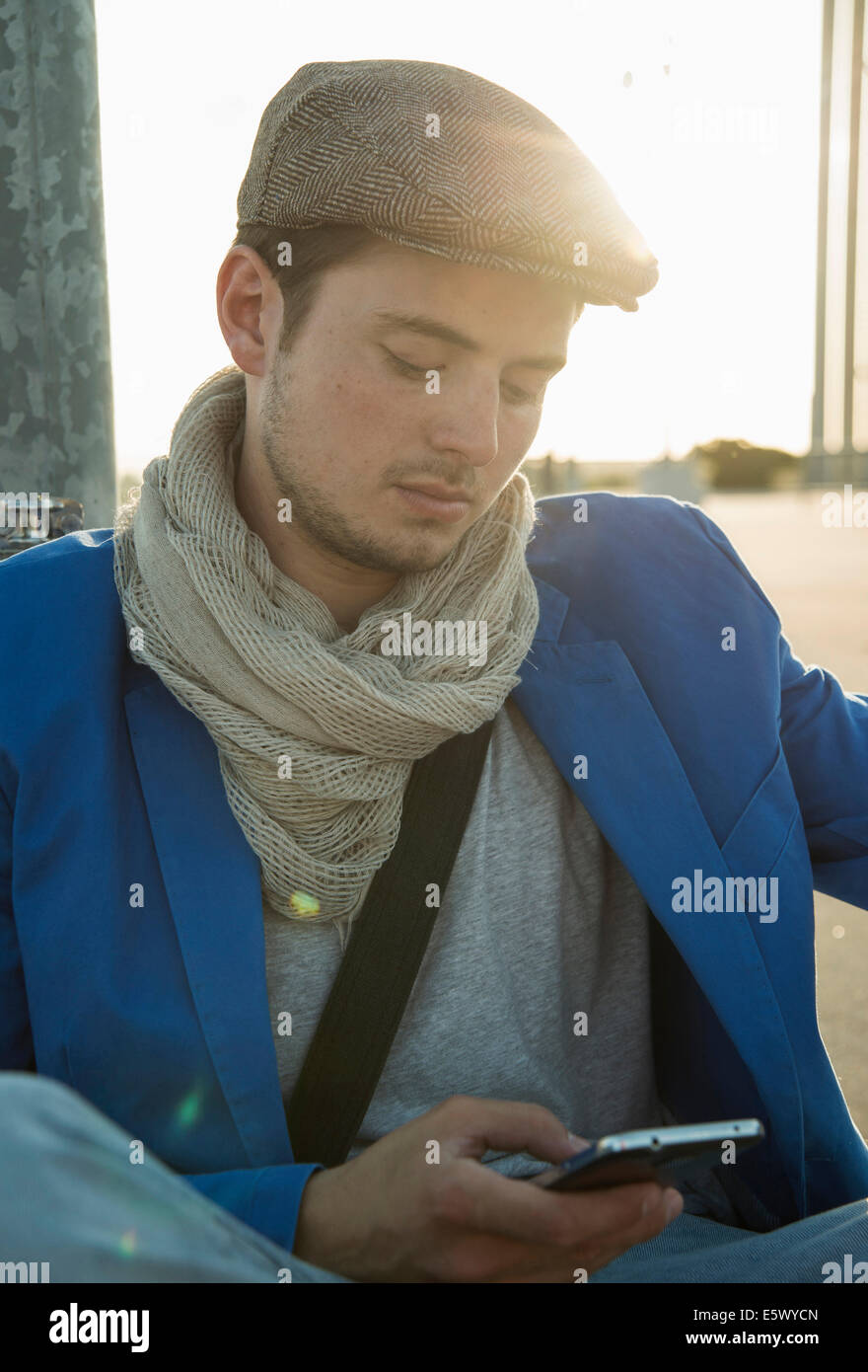 Man leaning against wall reading hi-res stock photography and images ...