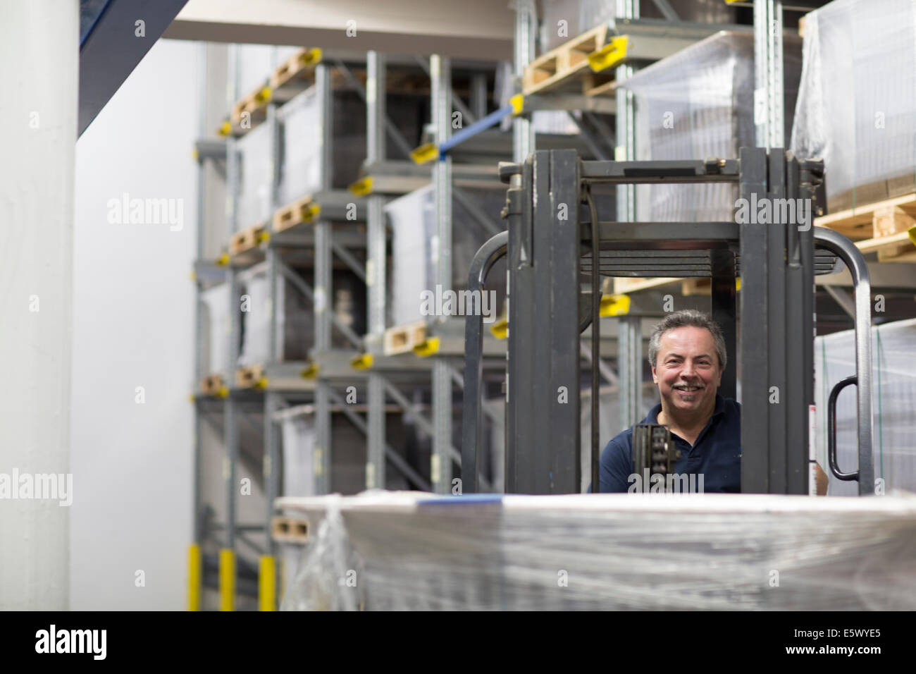 Old forklift truck hi-res stock photography and images - Alamy