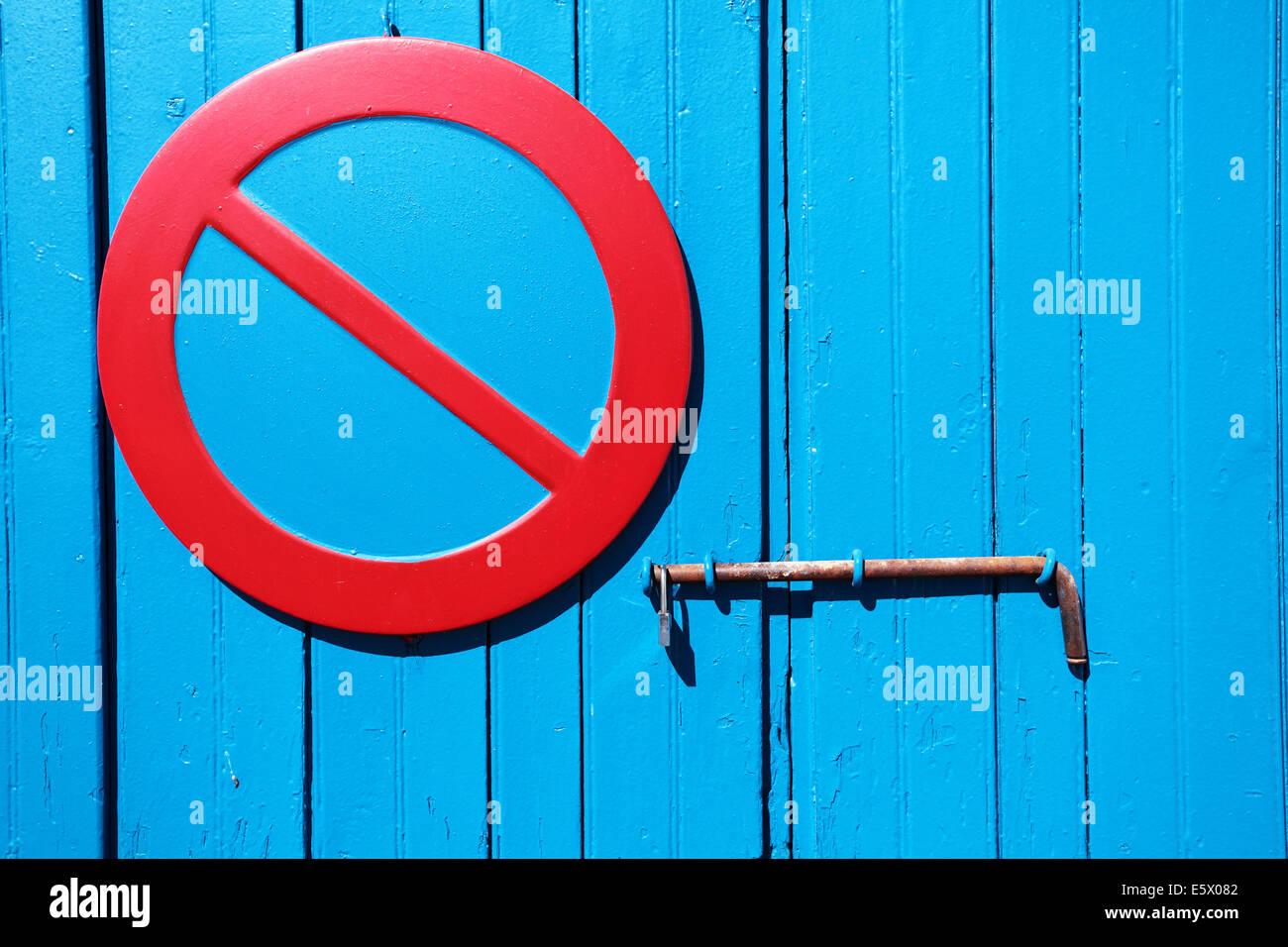 No parking sign on blue door with bolt Stock Photo - Alamy