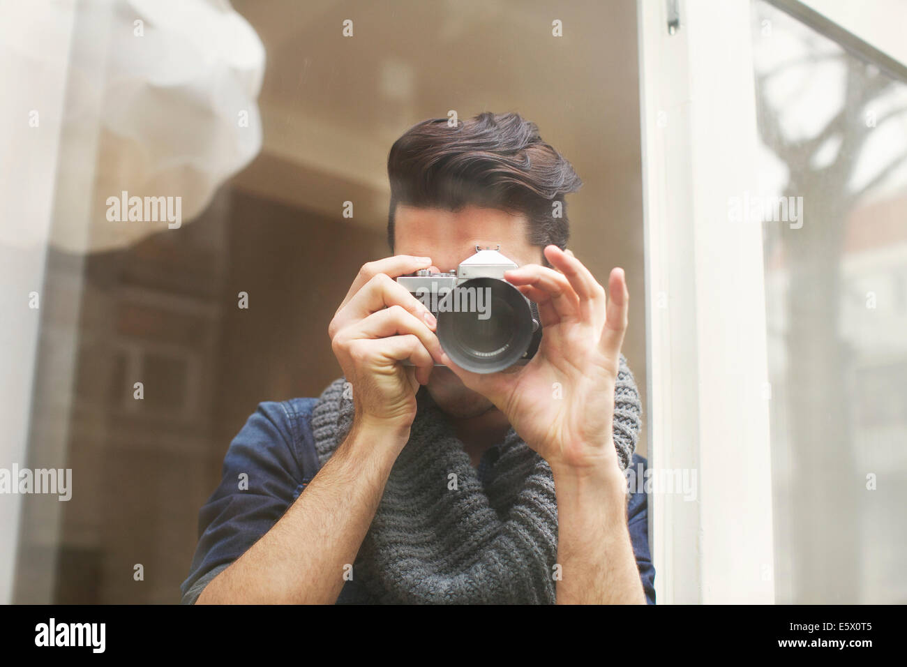 One man looking behind door hi-res stock photography and images - Alamy