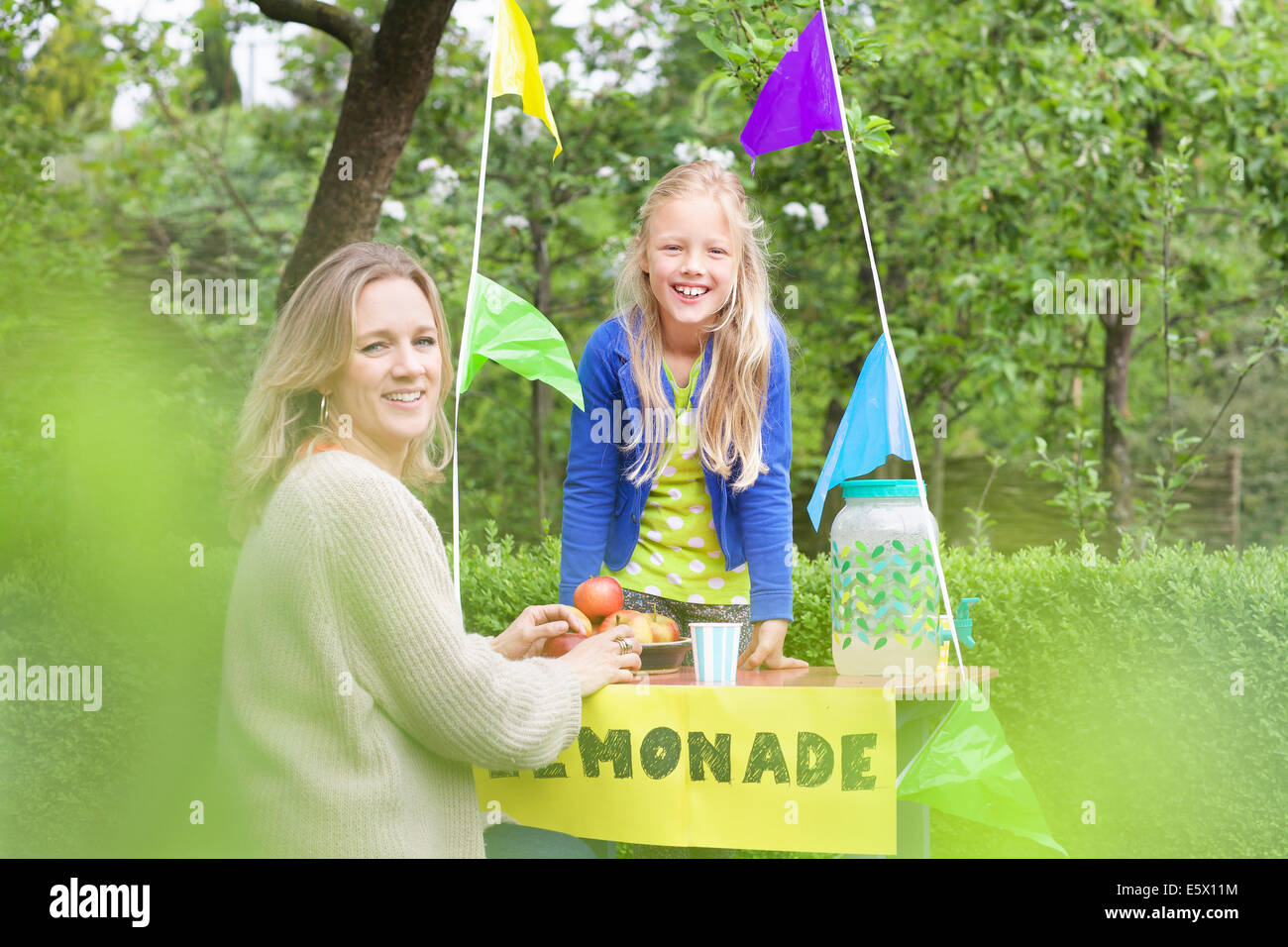 Mother buying lemonade from daughter's stand Stock Photo - Alamy
