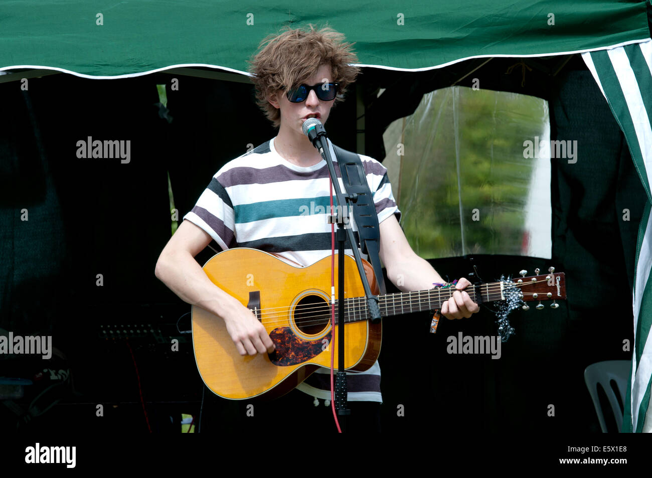 Young male singer/guitarist Stock Photo - Alamy