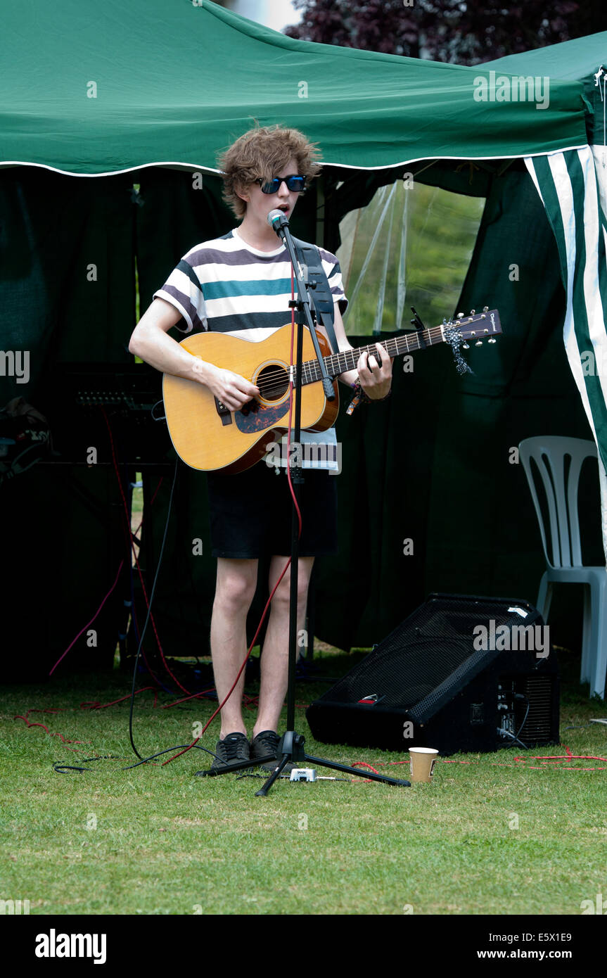 Singer and guitarist hi-res stock photography and images - Alamy
