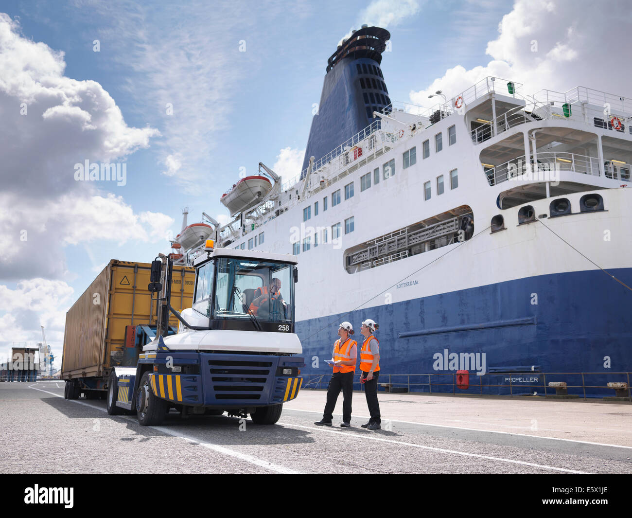 Side of cargo ship hi-res stock photography and images - Alamy