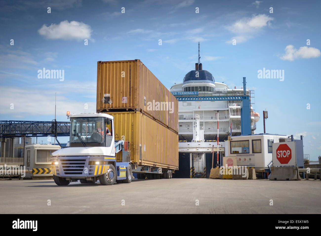 Truck unloading hi-res stock photography and images - Alamy