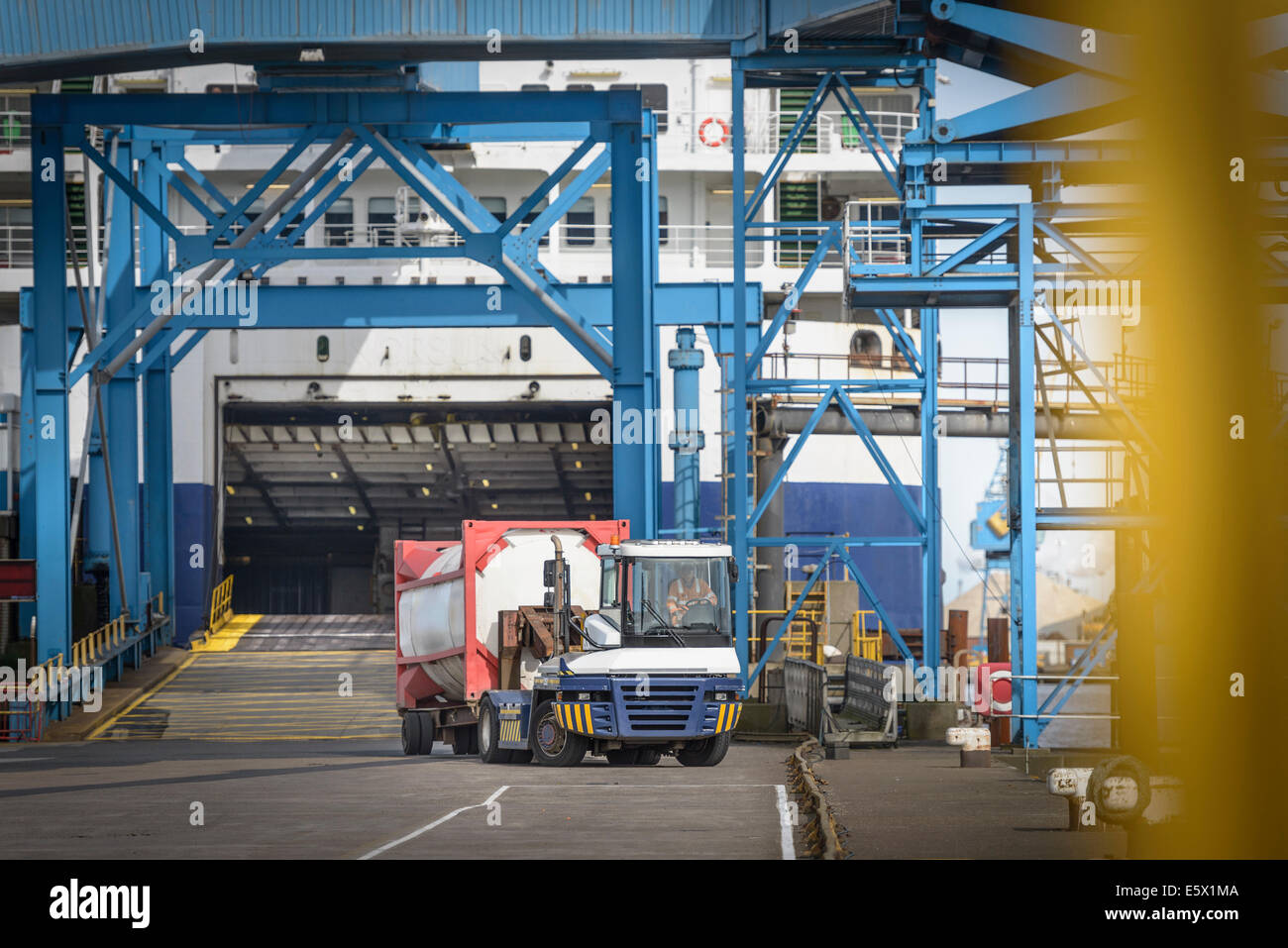 Ship loading goods hi-res stock photography and images - Alamy