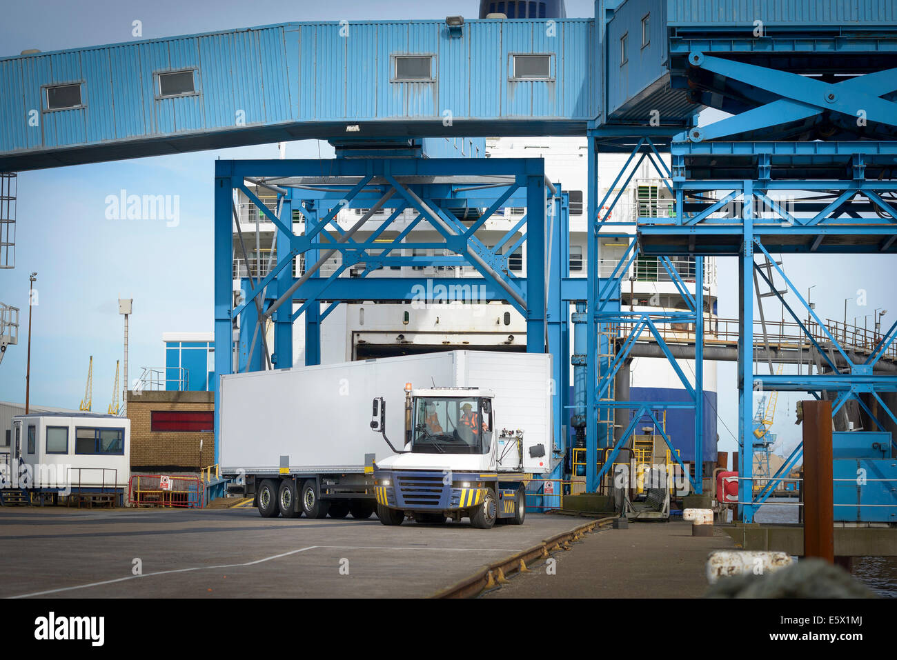Loading shipping containers hi-res stock photography and images - Alamy