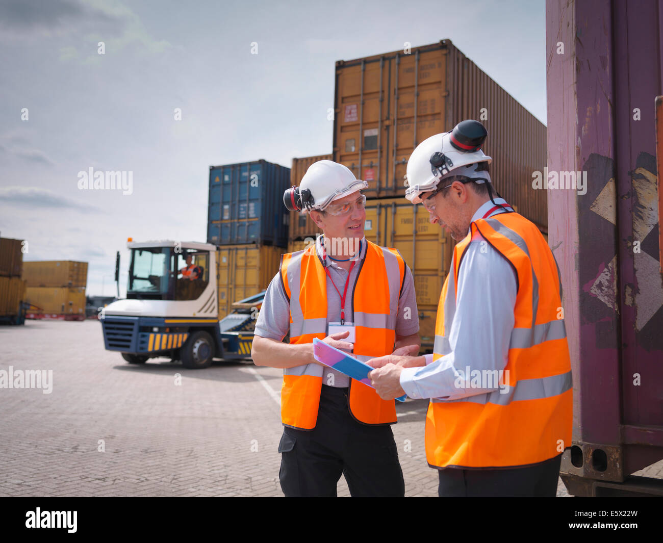 Port workers hi-res stock photography and images - Alamy