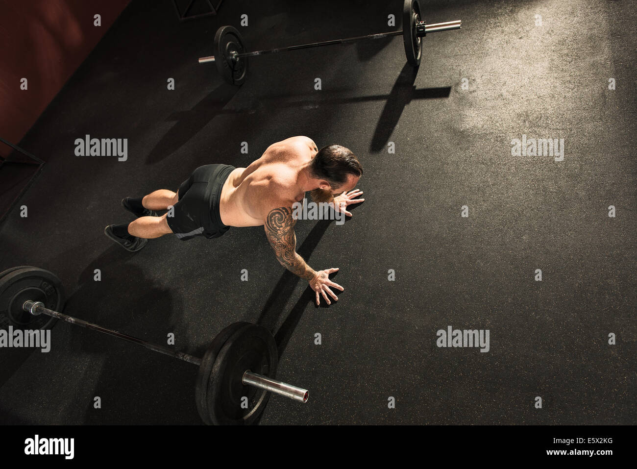 Bodybuilder doing push ups in gym Stock Photo - Alamy