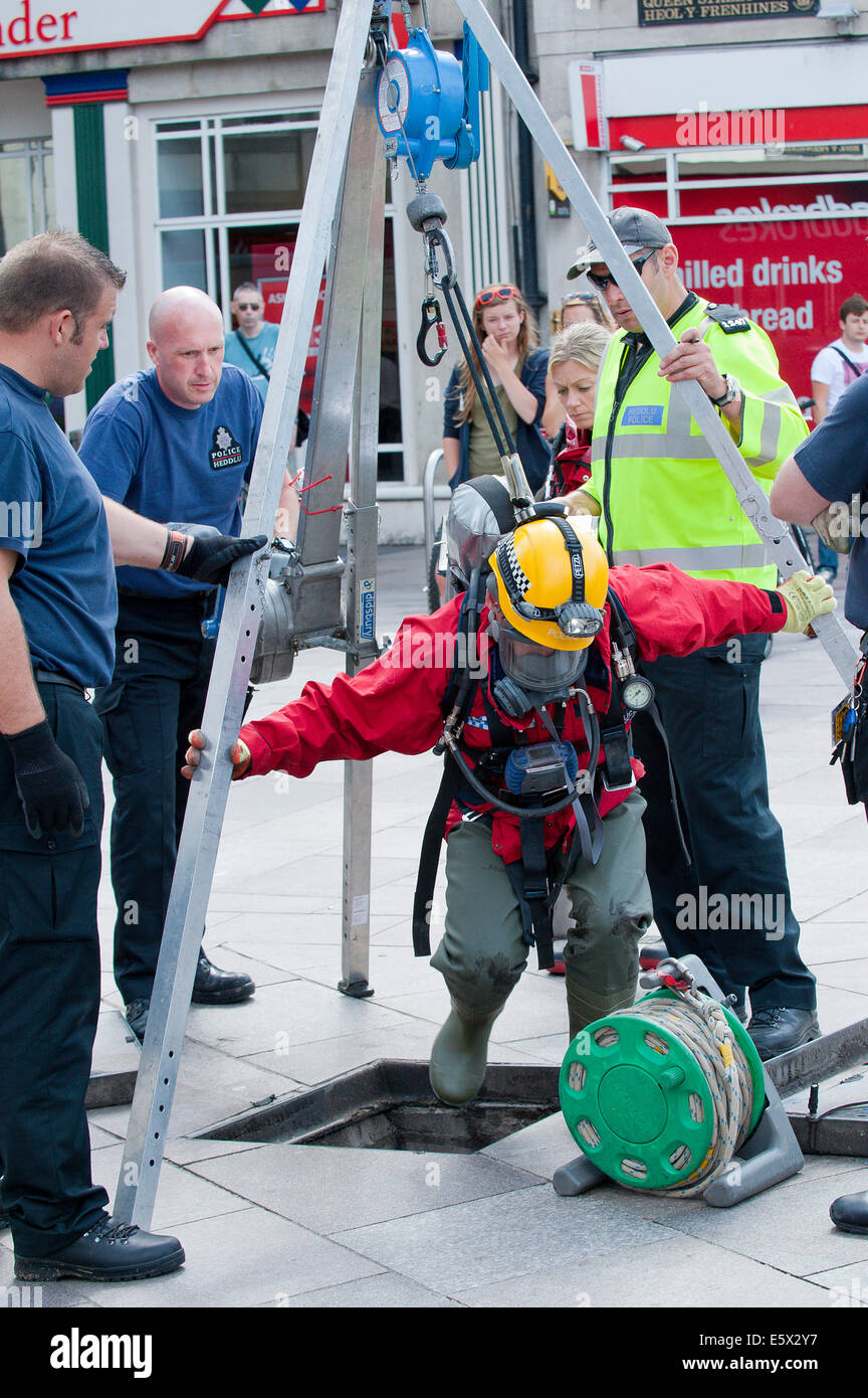 Cardiff, Glamorgan, UK. 7th August 2014. Police carry out routine ...