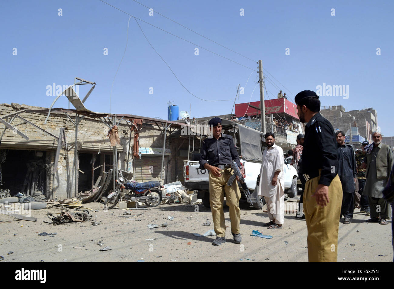 Chaman, Pakistan. 7th August, 2014. Pakistani policemen inspect a ...