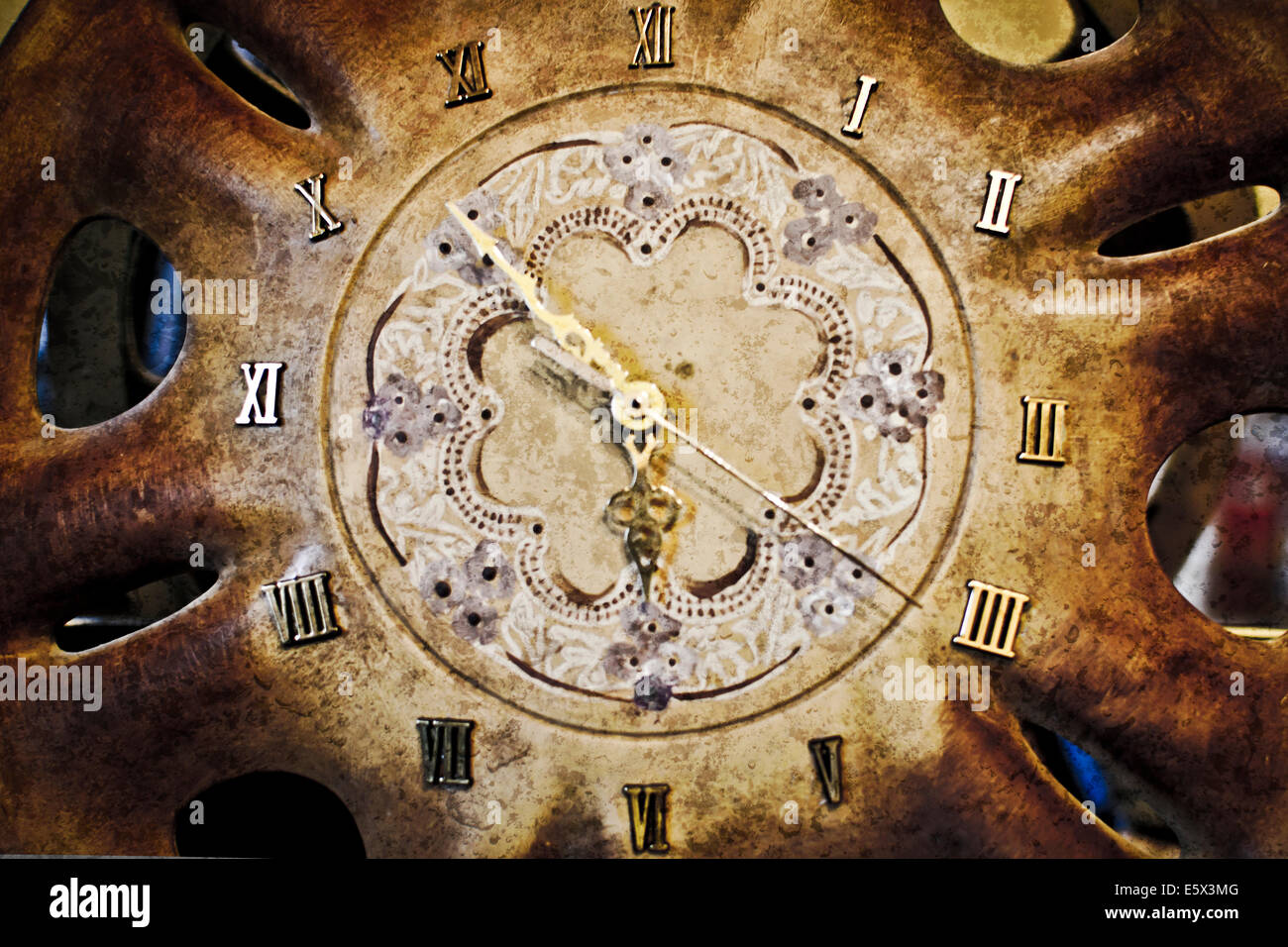 Antique clock 12 o'clock hi-res stock photography and images - Alamy