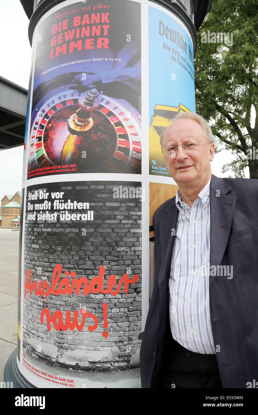 Posters outside national gallery hi-res stock photography and images ...