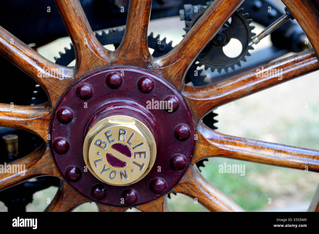 Vintage wheel car hub hi-res stock photography and images - Alamy