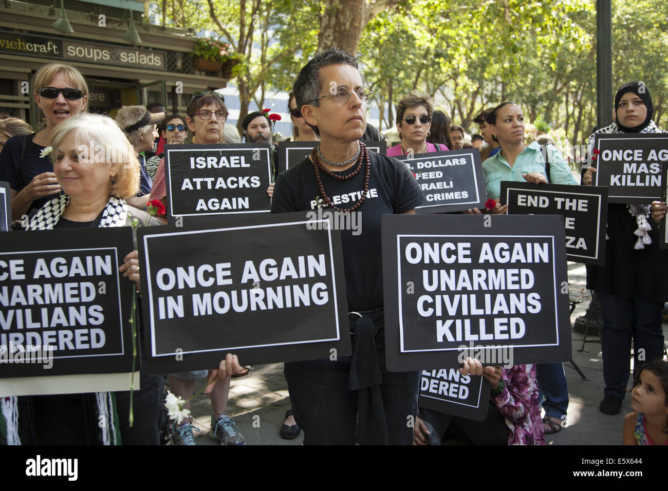 Members of the Jewish community in NYC, peace activists and ...