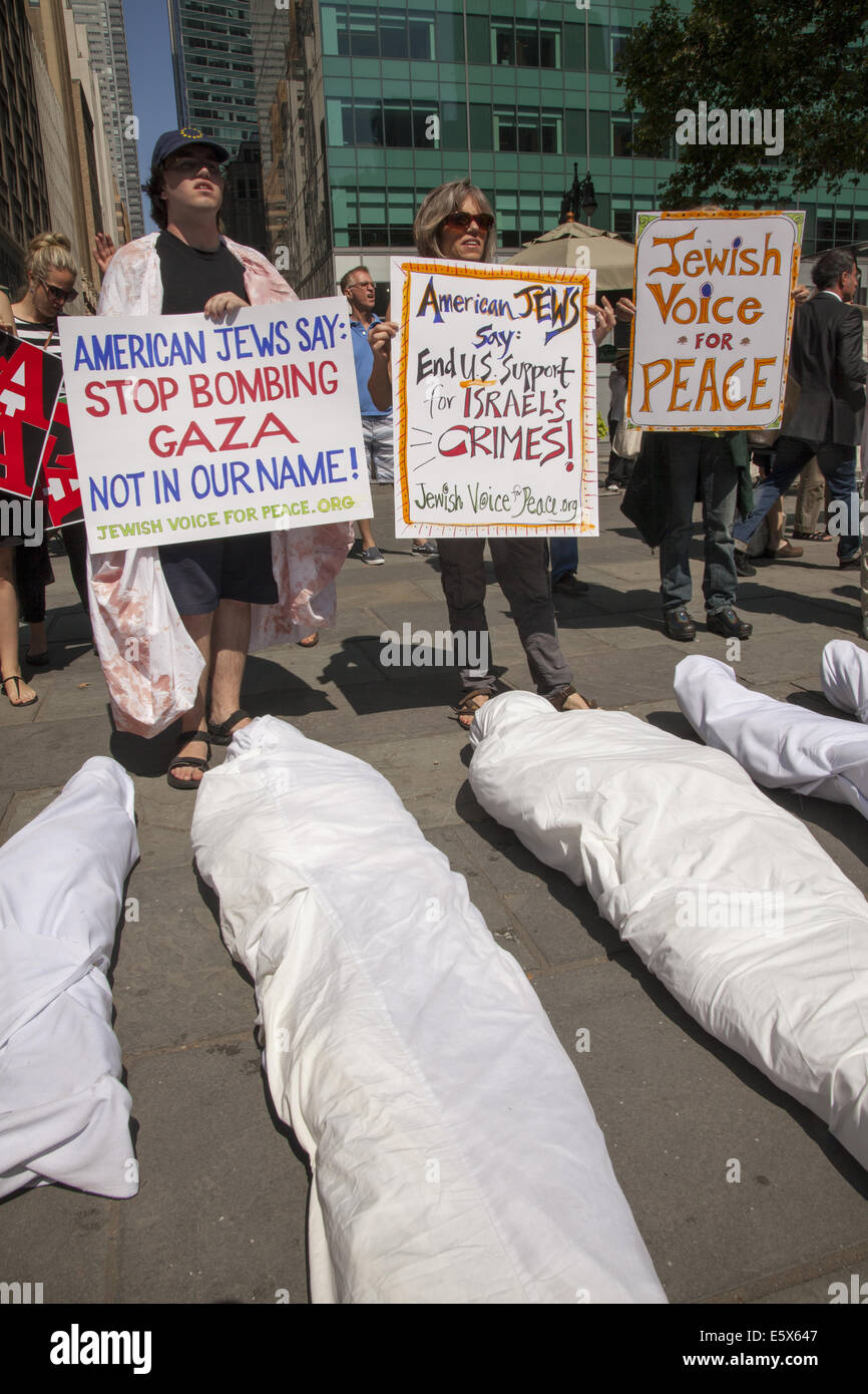 Members of the Jewish community in NYC, peace activists and ...