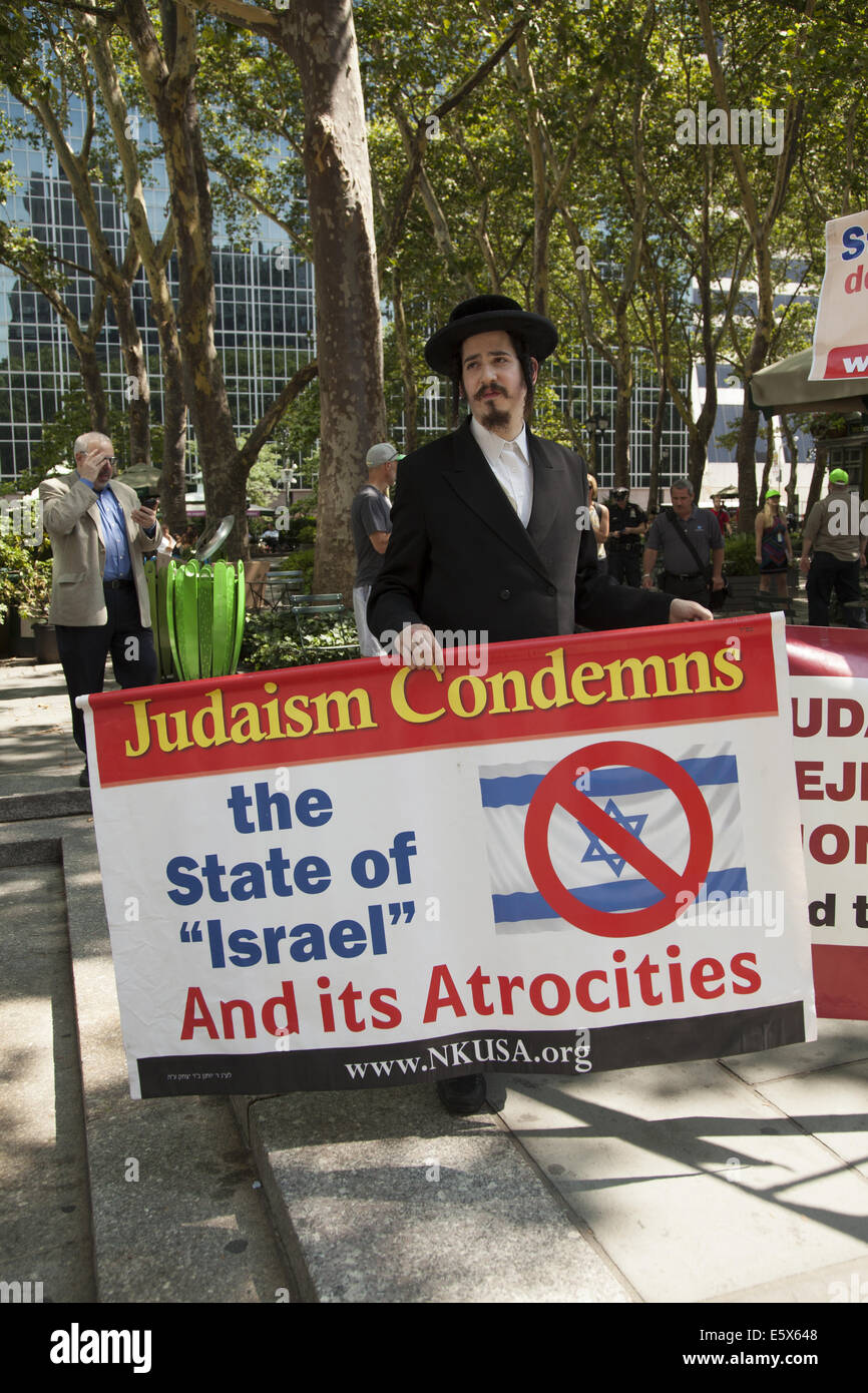 Members of the Jewish community in NYC, peace activists and ...