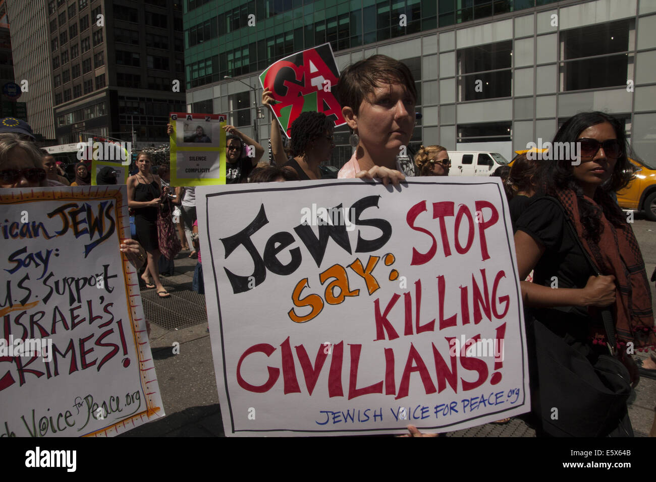 Members of the Jewish community in NYC, peace activists and ...