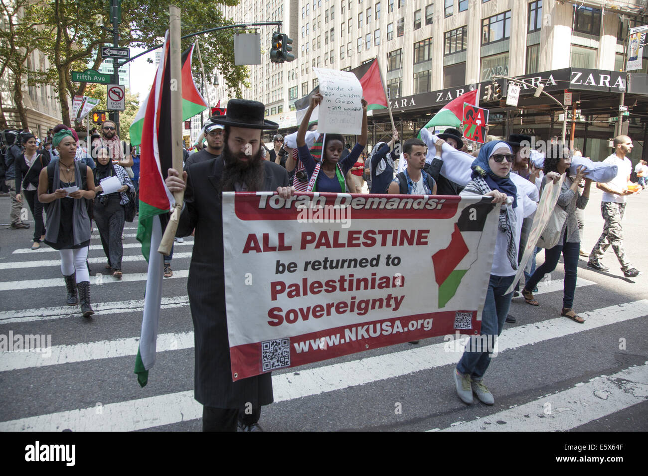 Pro palestinian activists march hi-res stock photography and images - Alamy