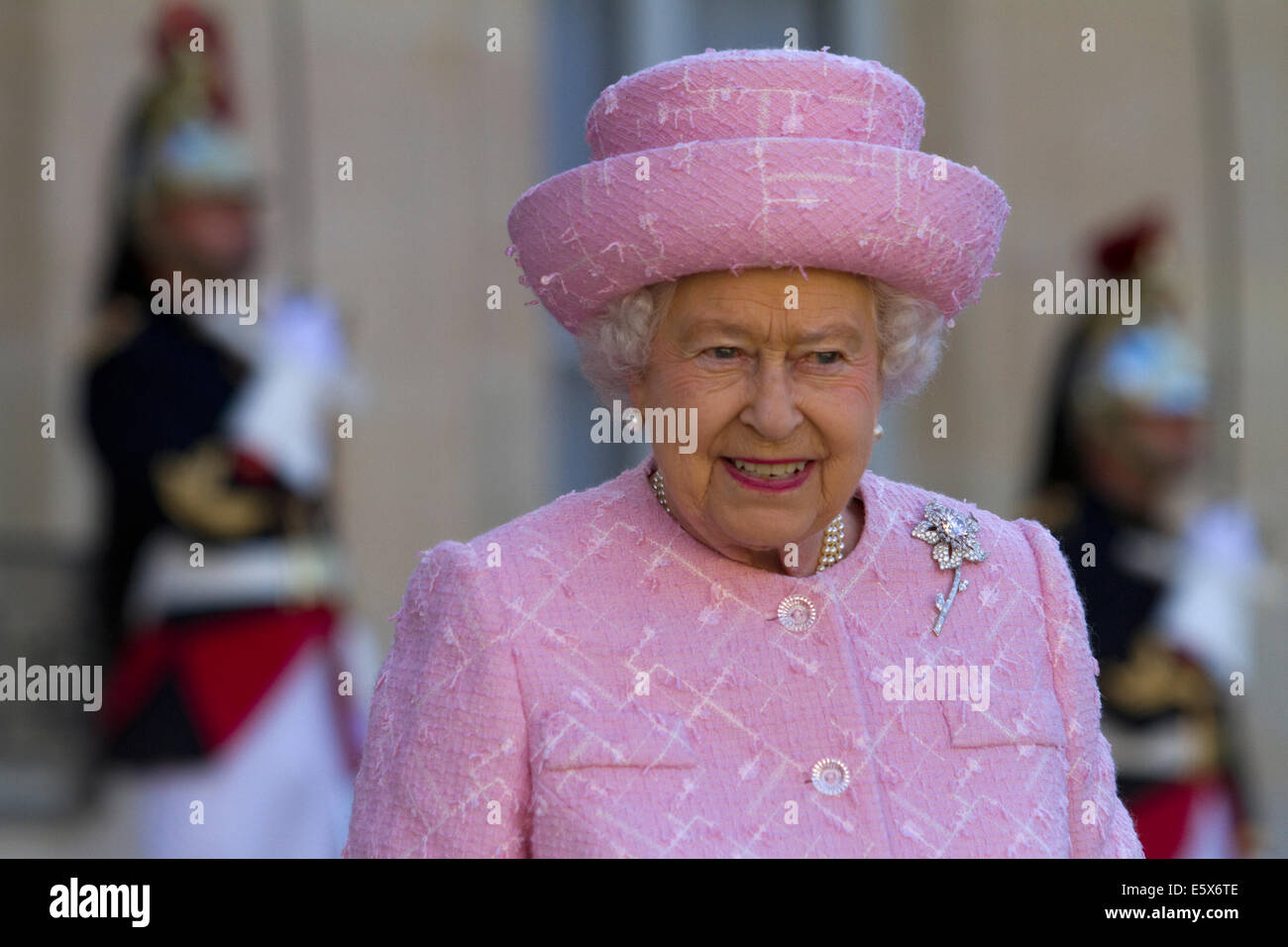 Queen elizabeth ii palace hi-res stock photography and images - Alamy