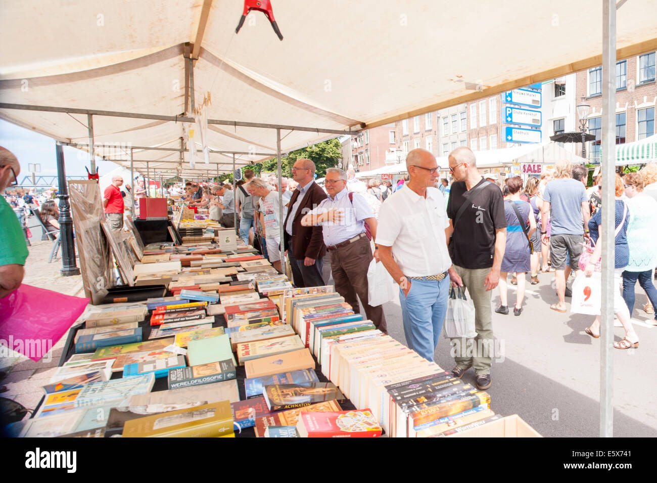 Outdoor book stands hi-res stock photography and images - Alamy