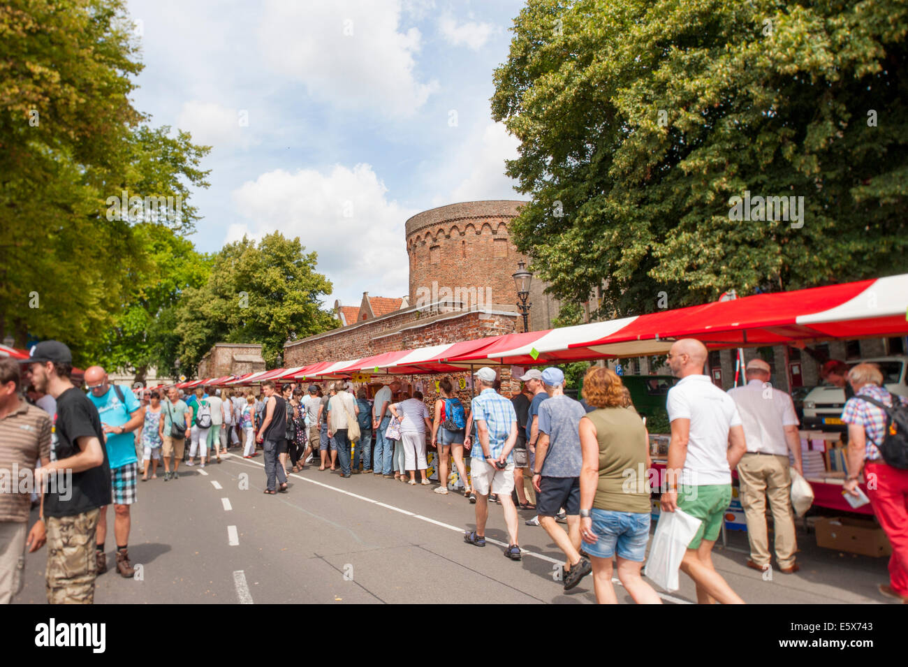 Bookshop queue hi-res stock photography and images - Alamy