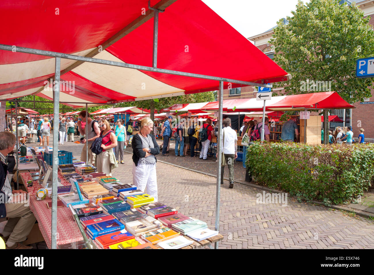 Outdoor book stands hi-res stock photography and images - Alamy