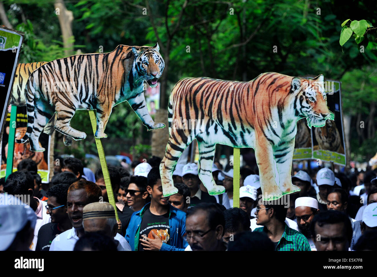 Dhaka, Bangladesh. 7th Aug, 2014. People attend the street parade of ...