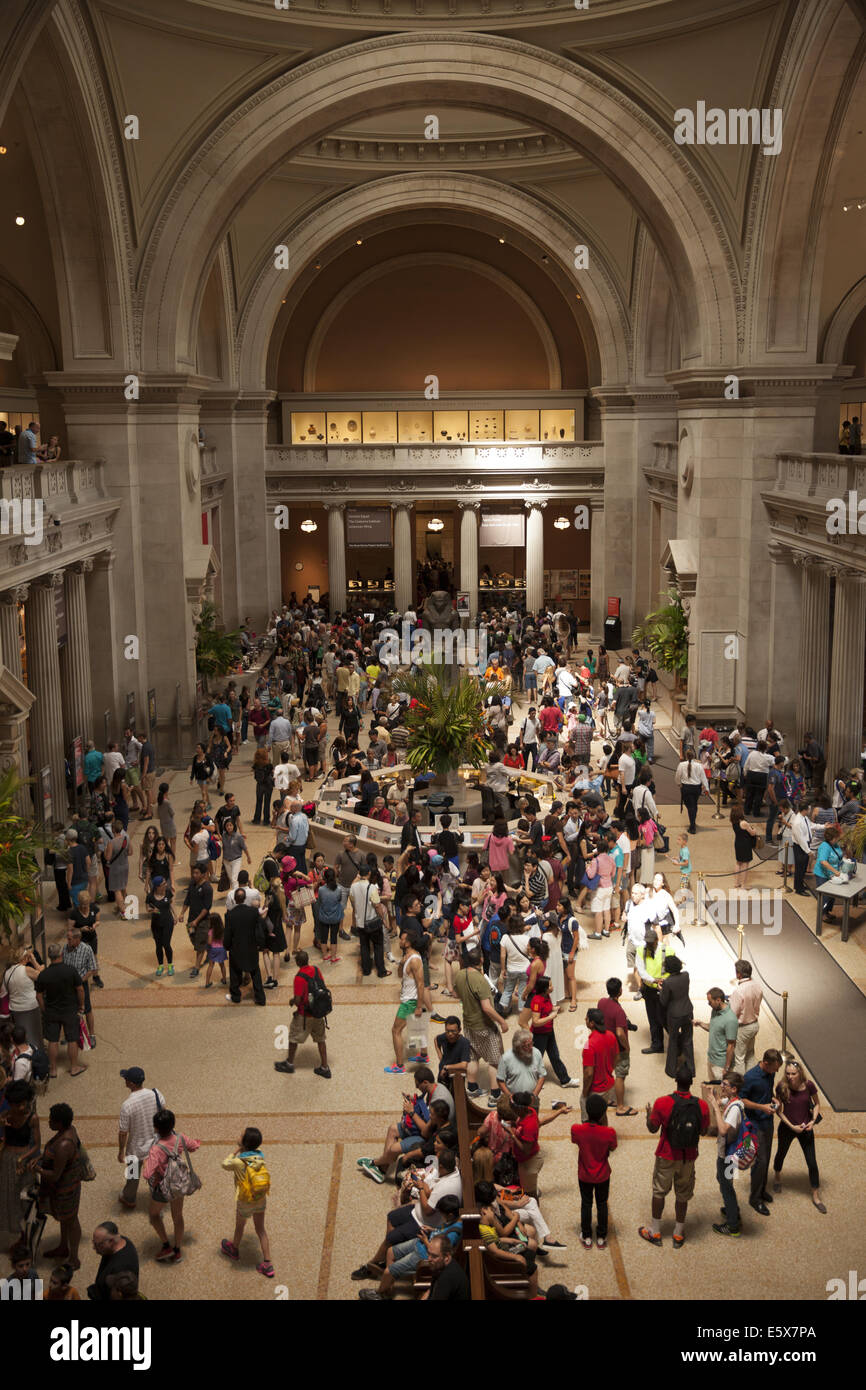 Crowds in the main entry hall at the Metropolitan Museum of Art in New ...
