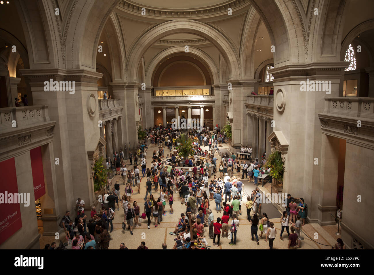Crowds in the main entry hall at the Metropolitan Museum of Art in New ...