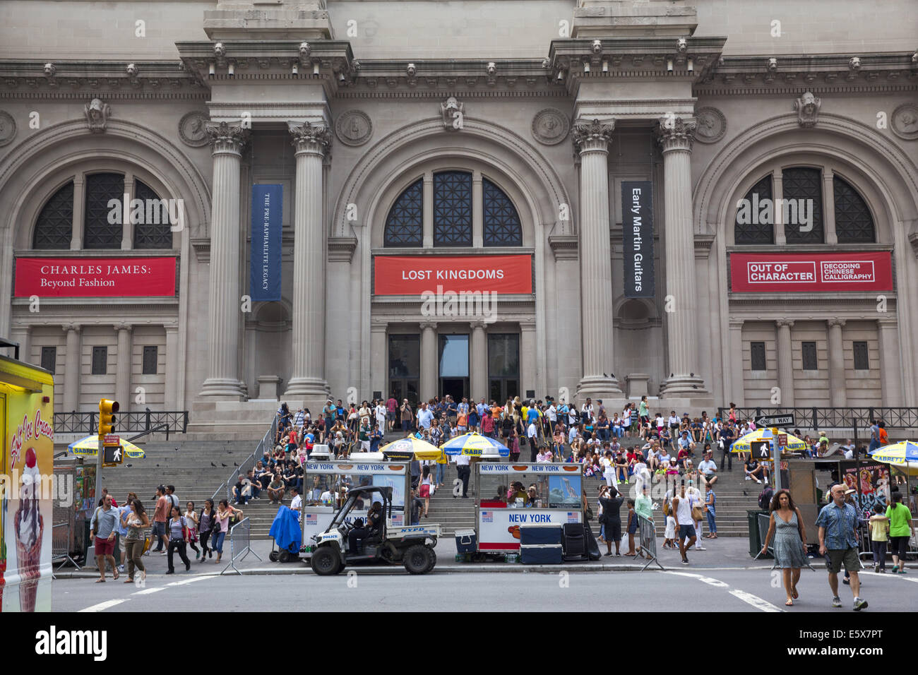 Steps entrance metropolitan museum hi-res stock photography and images ...
