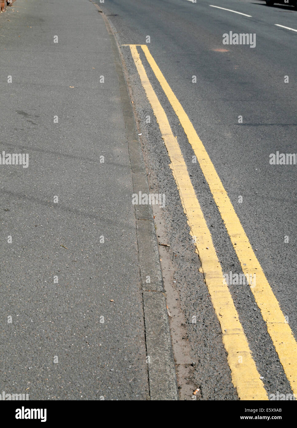 Double Yellow Line Worcester Worcestershire England UK Stock Photo - Alamy