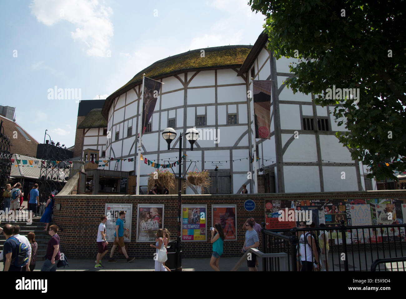Globe theatre london hi-res stock photography and images - Alamy