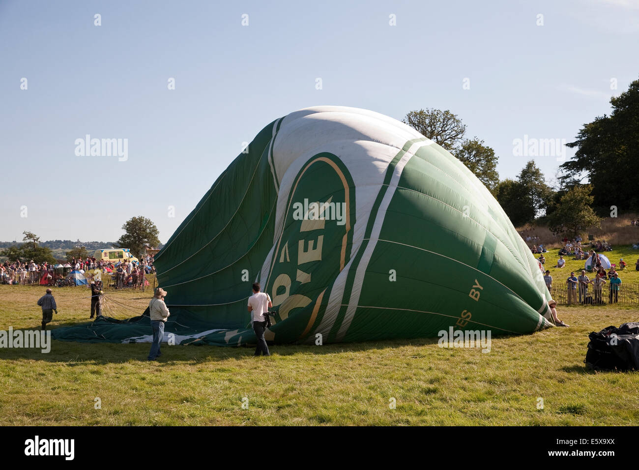 Bristol, UK. 7th August, 2014. The Land Rover balloon starts to inflate ...