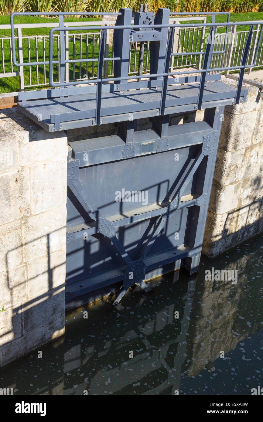 Gates containment of water in a canal Stock Photo - Alamy