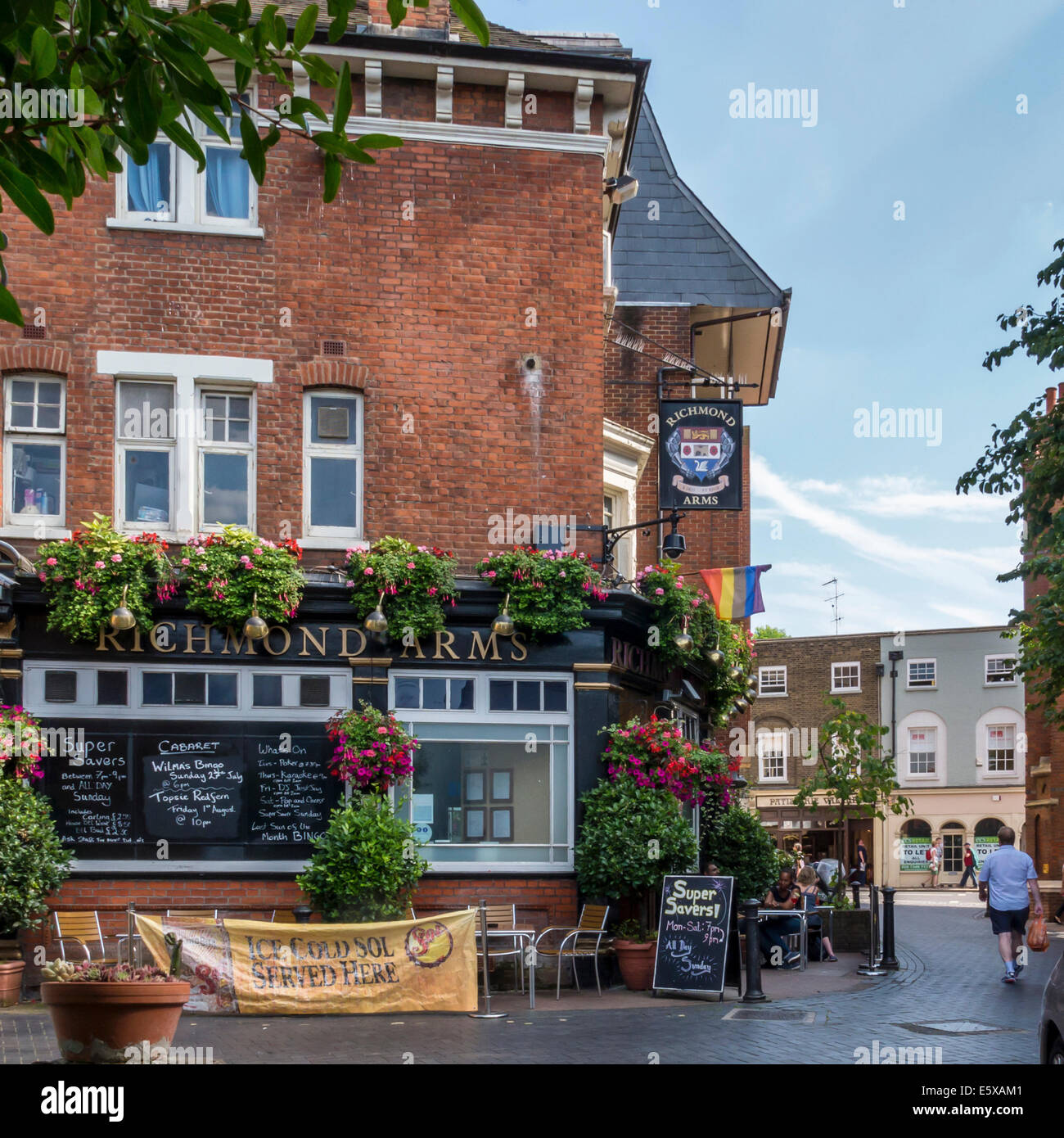 Typical English Pub Exterior High Resolution Stock Photography and ...