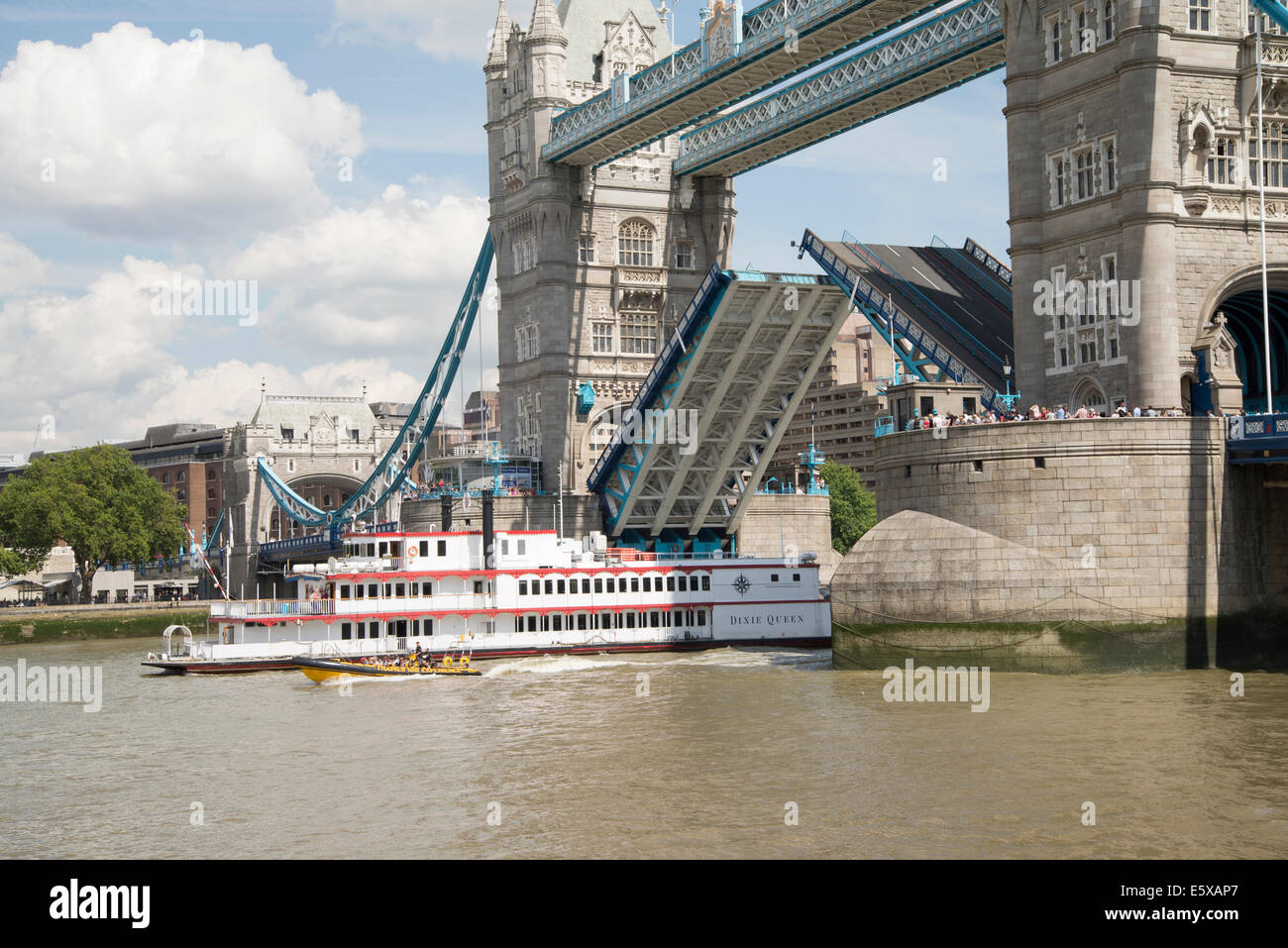 Steam boats thames hi-res stock photography and images - Alamy