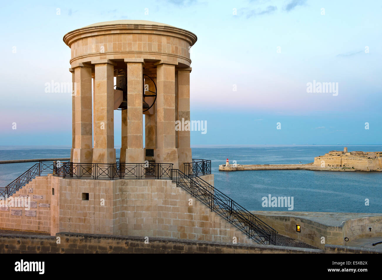 Second world war siege memorial hi-res stock photography and images - Alamy