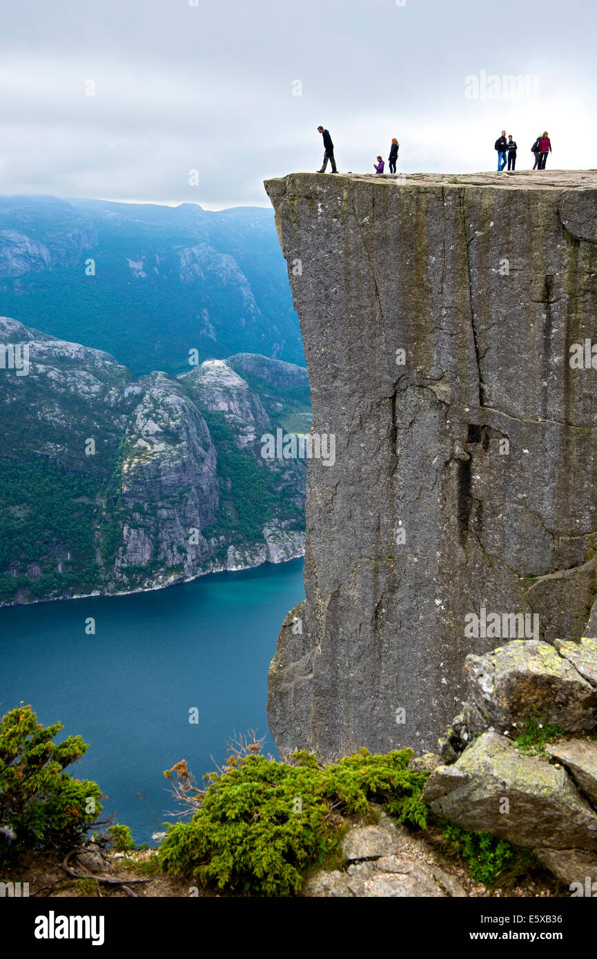Visitors on preikestolen pulpit hi-res stock photography and images - Alamy