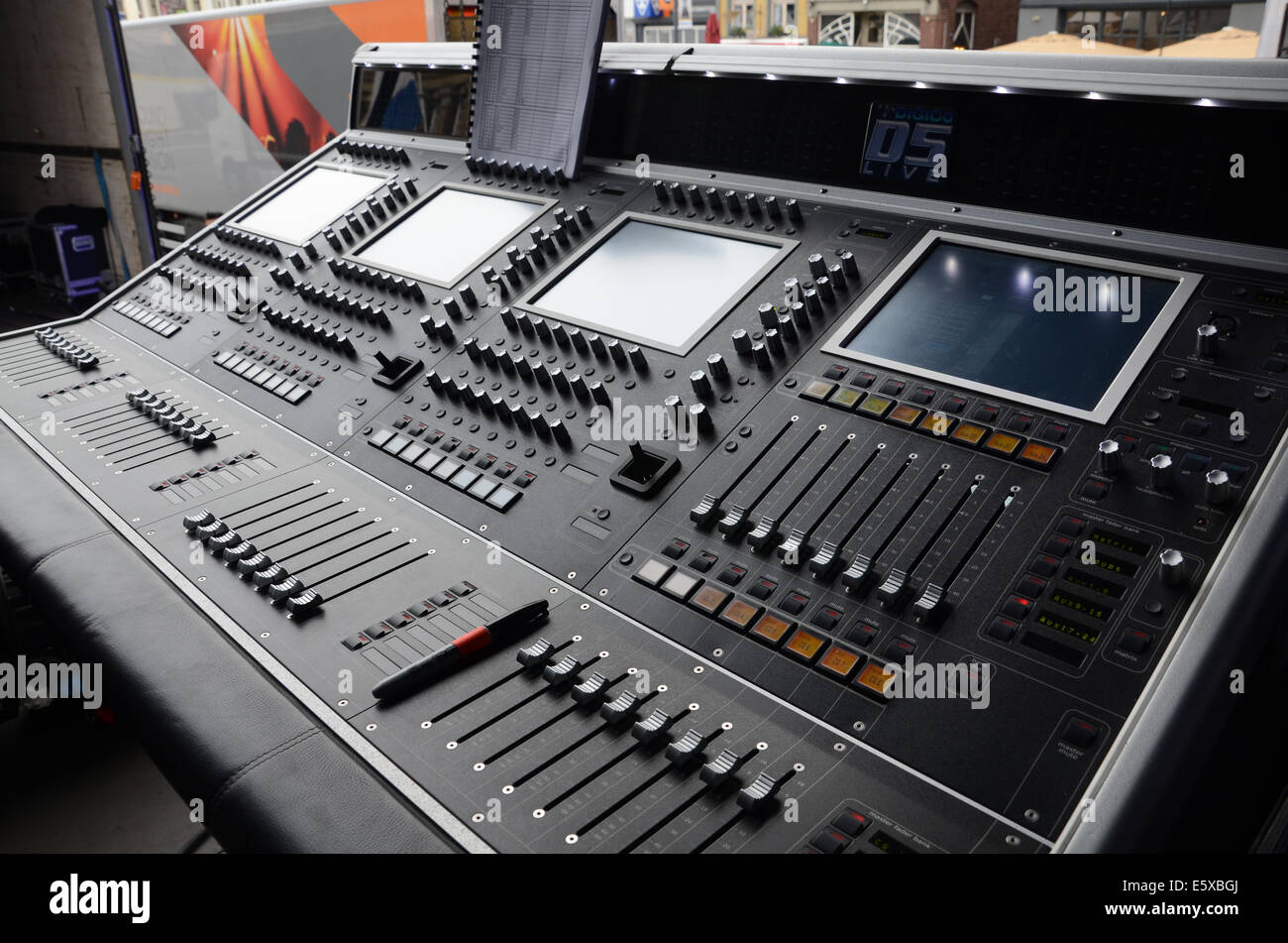 Stage rigger technician rigging up hi-res stock photography and images ...