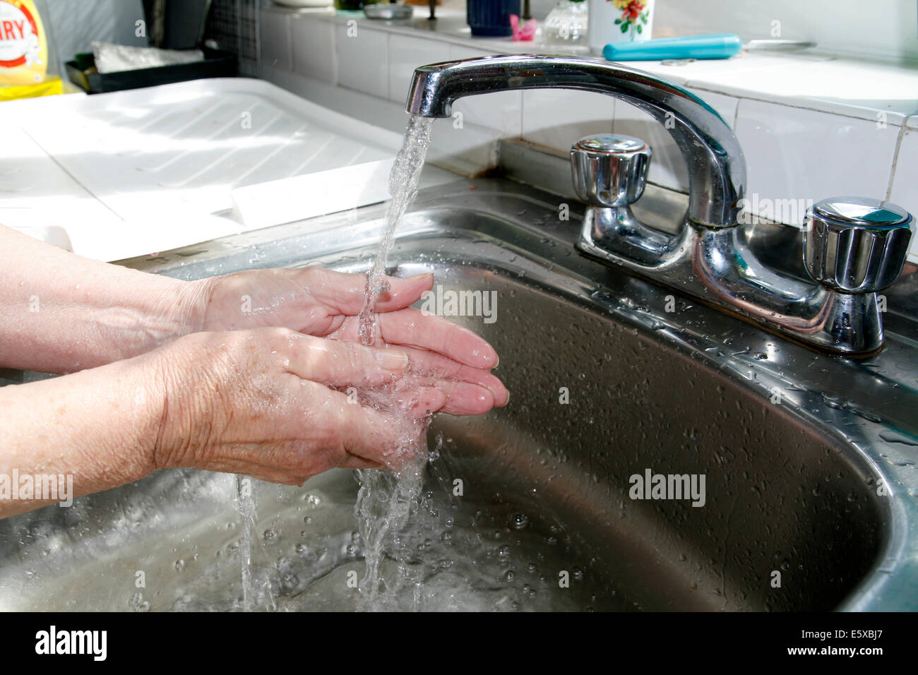 Washing hands kitchen sink hi-res stock photography and images - Alamy