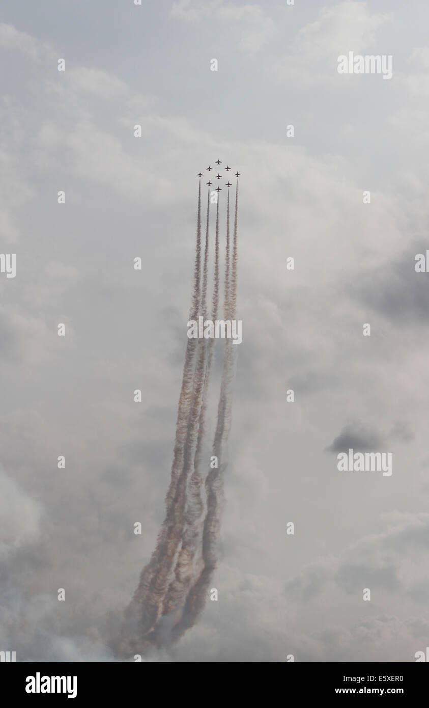 The Red Arrows performing the Diamond Nine Stock Photo - Alamy