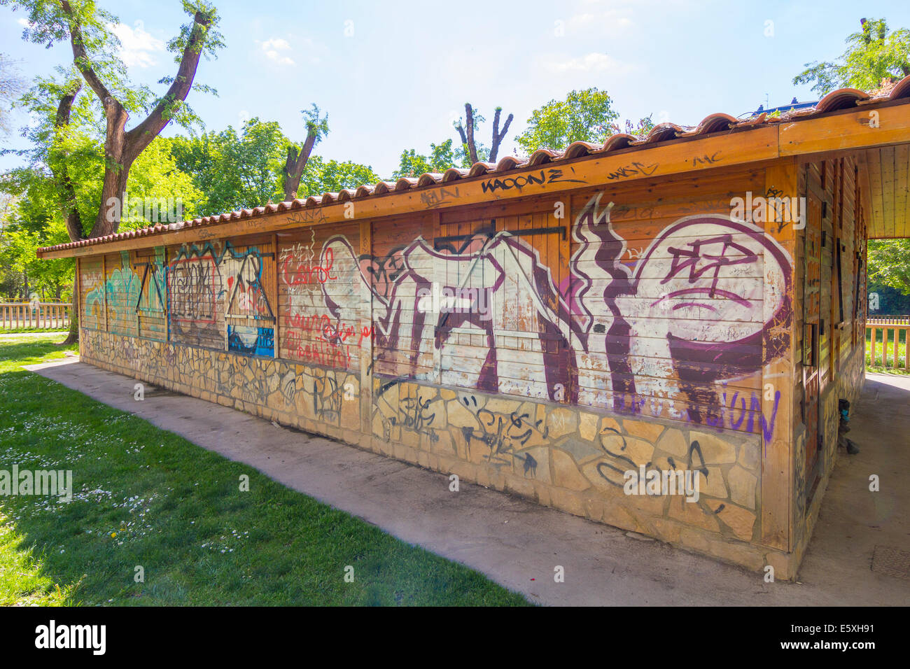 modern brick house full of graffiti vandalism Stock Photo - Alamy