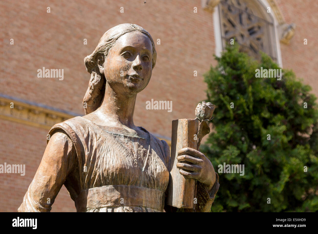 Statue of Catherine of Aragon 1485-1536 Queen of England Stock Photo ...