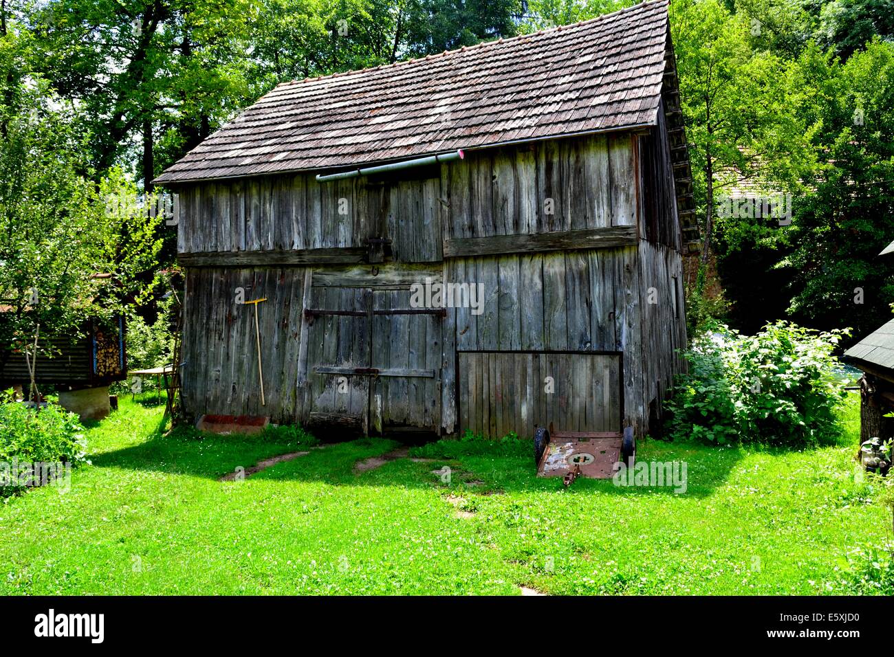 Wooden farm house hi-res stock photography and images - Alamy