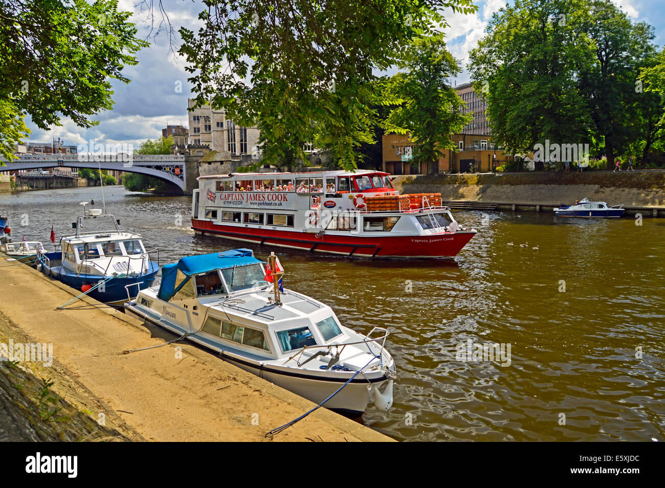 York tourist boat hi-res stock photography and images - Alamy