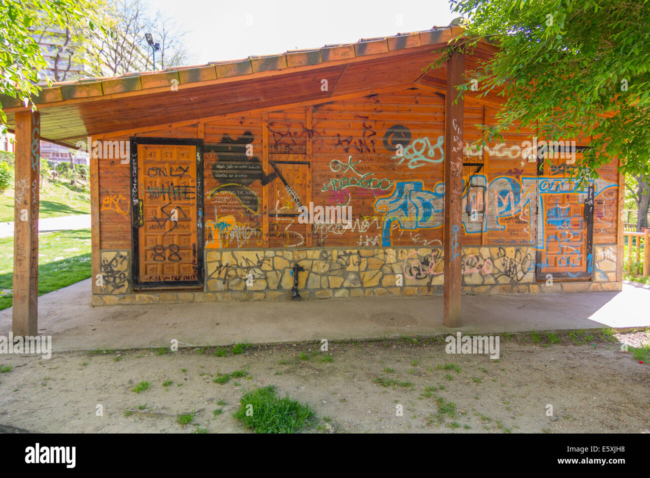 modern brick house full of graffiti vandalism Stock Photo - Alamy